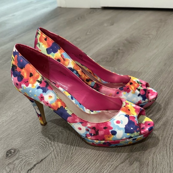 Coach and Four | Shoes | Coach And Four Trudy Floral Peep Toe Heel Size ...